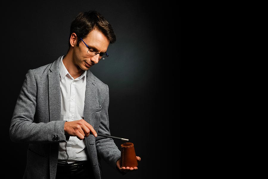 Magicien à Chambéry spécialiste en close-up - Pierre Magicien